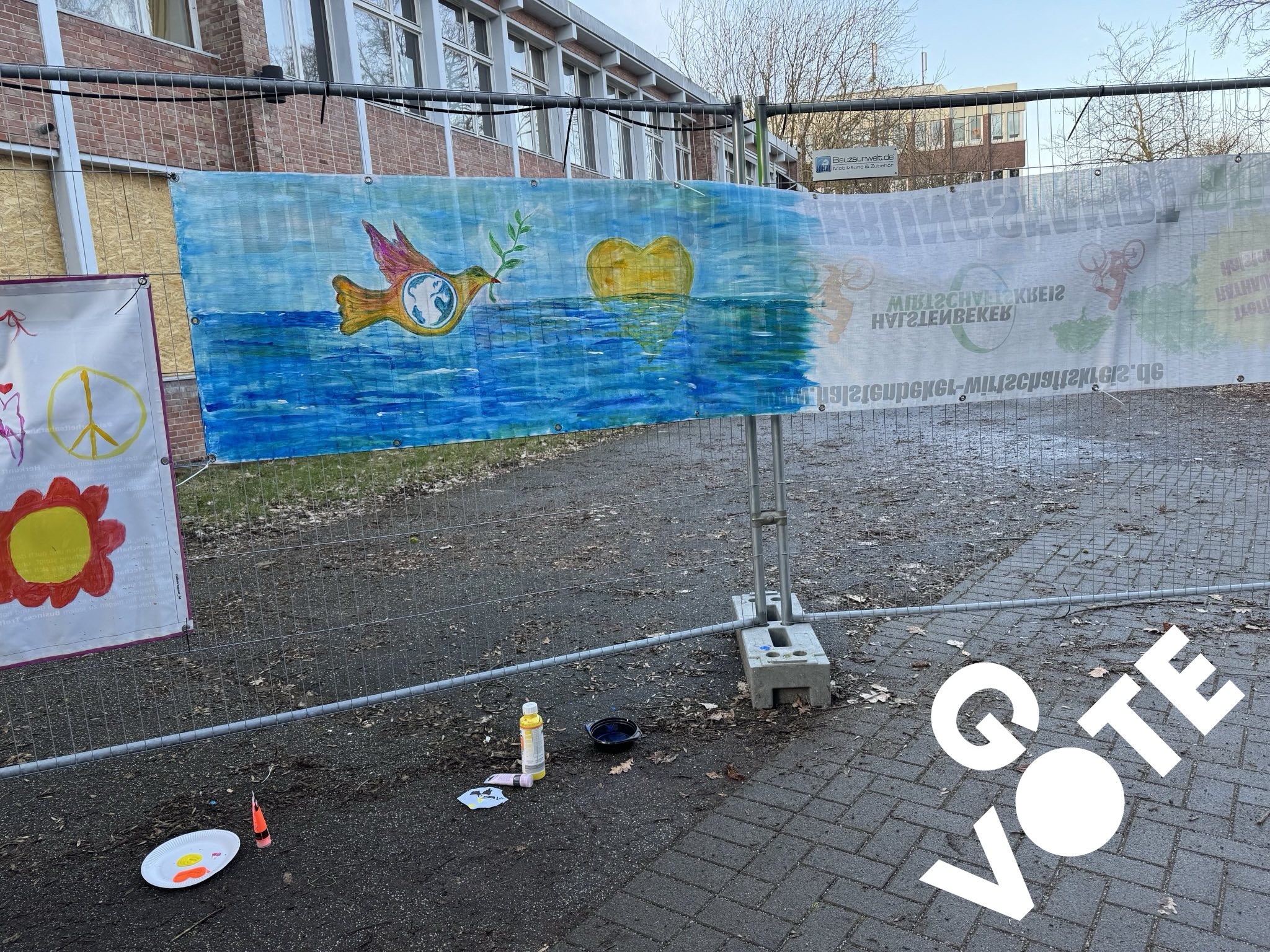 Walk of Democracy - Gemeinsam gestaltend mit Bannern für Demokratie ...